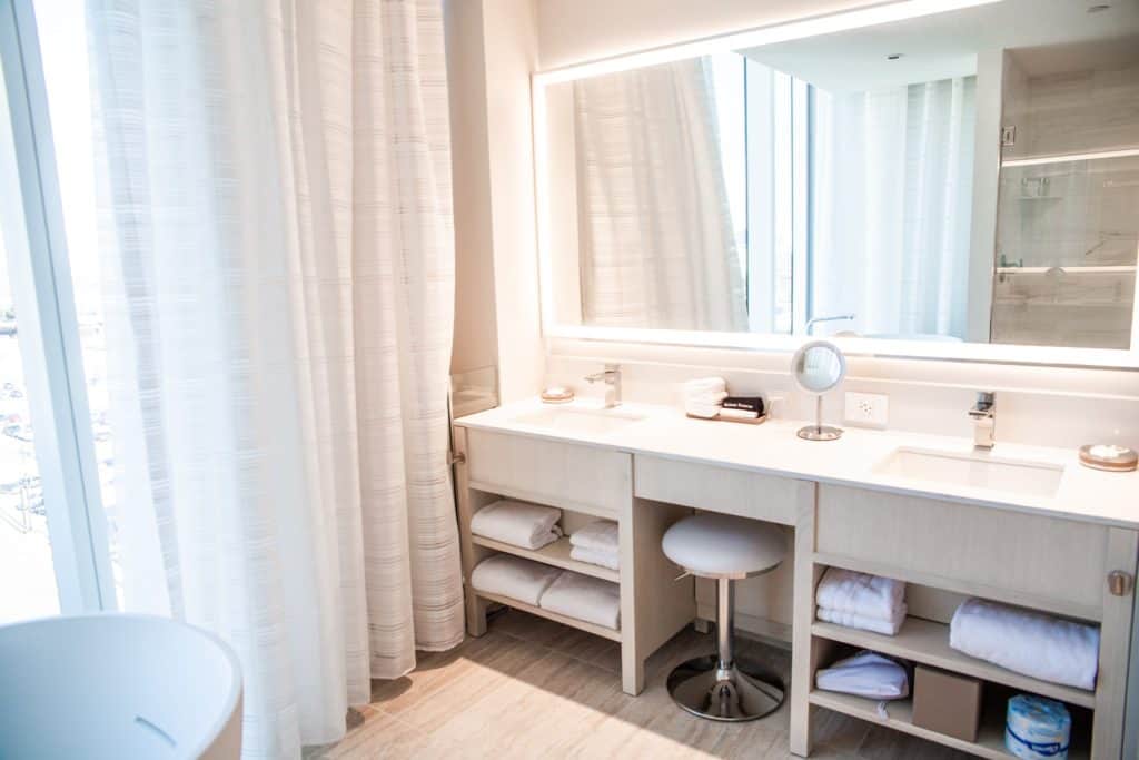 dallas-art-gallery-hotel-hall-arts-hotel-review-my-curly-adventures